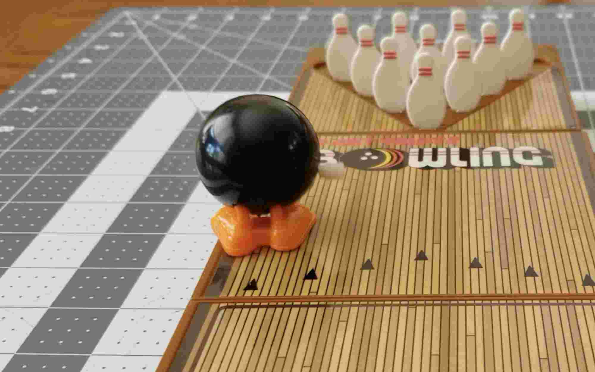 Strolling Bowling • Edel Alon